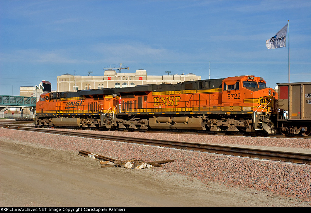 BNSF 5722 and BNSF 6297 - Rear DPU's on E-THHNAM0-73